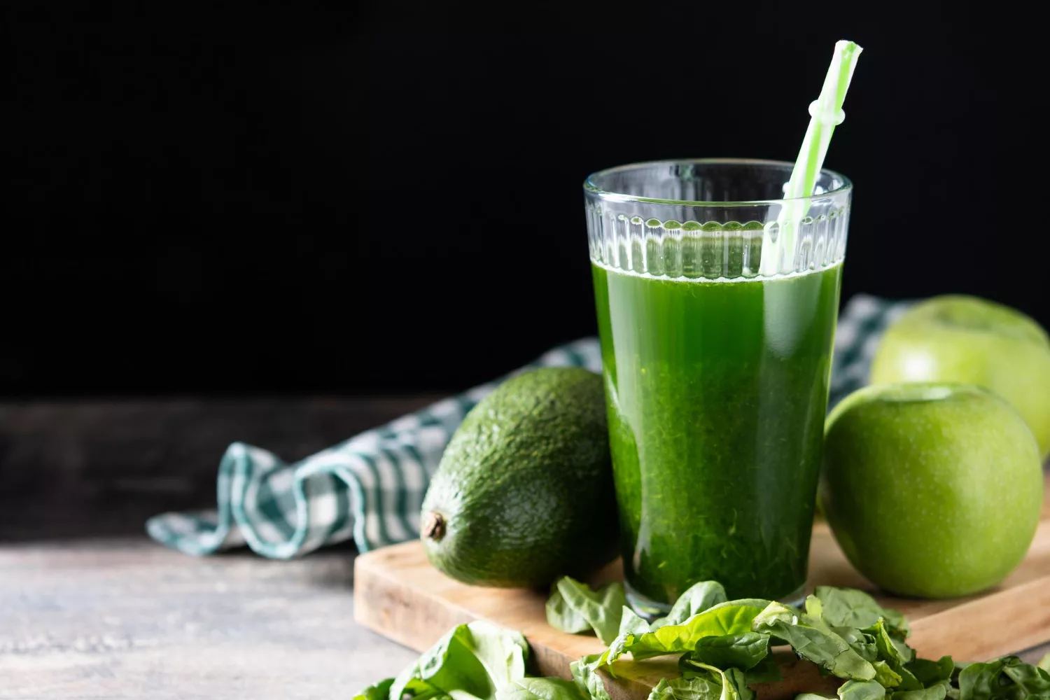 Les Avantages du Jus Vert : Bienfaits, Recettes et Conseils